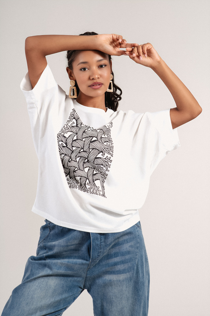 Бяла блуза от памук с къс прилеп ръкав и артистична щампа - Gang.bg