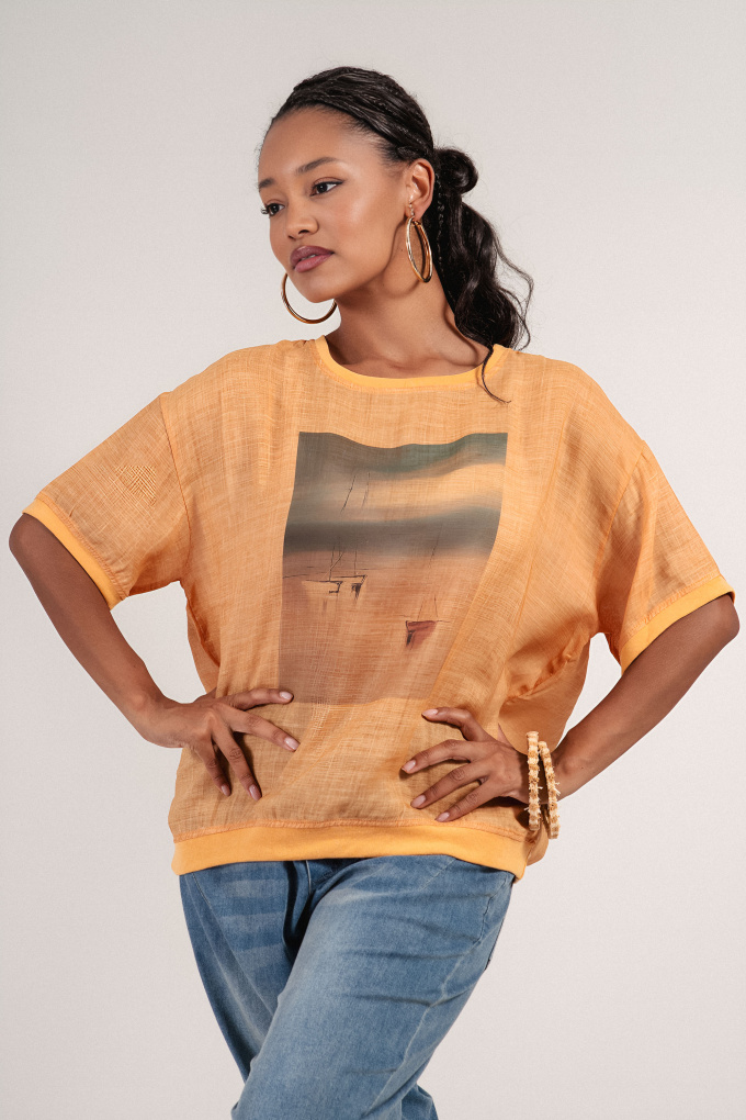 Дамска блуза от естествена материя в оранжево с артистичен принт - Gang.bg