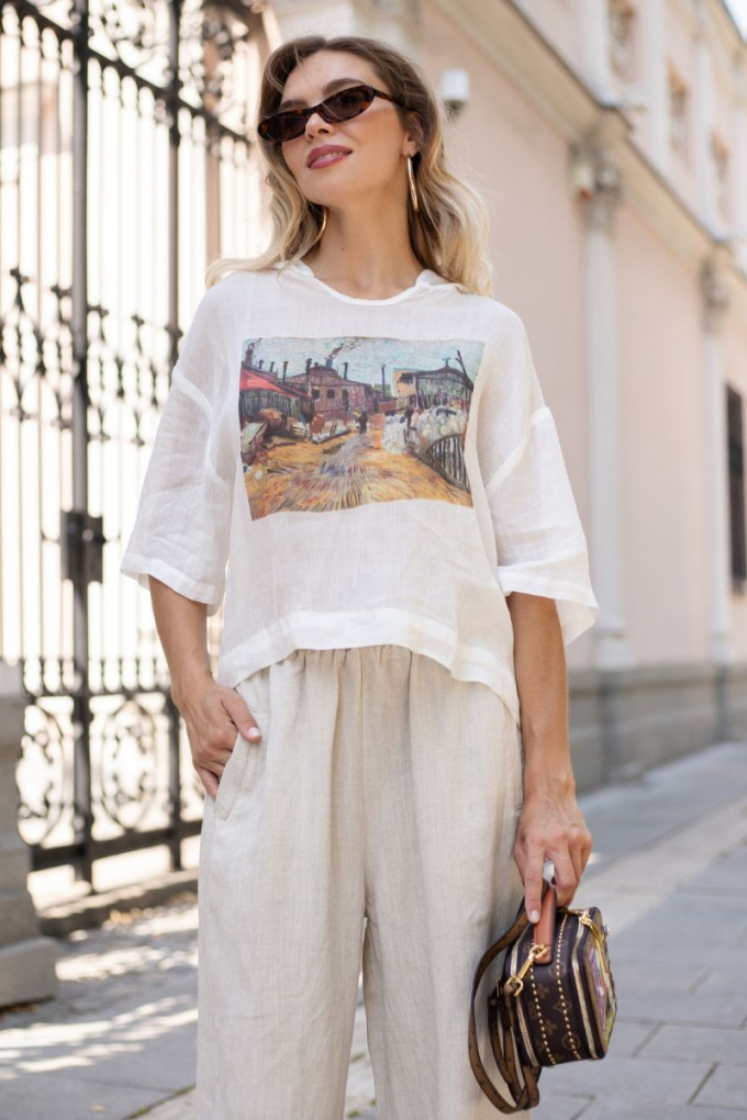 Дамска блуза в бяло от естествена материя с артистичен принт и качулка - Gang.bg