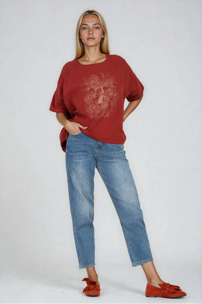 Дамска памучна блуза в керемидено червено със свободна кройка и флорална щампа - Gang.bg