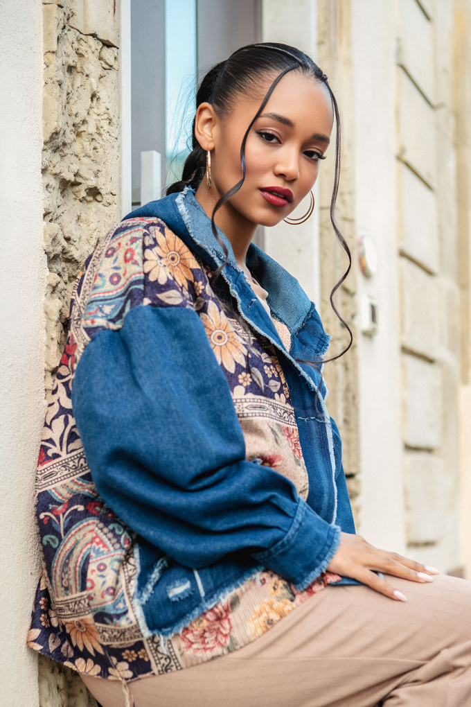 Дамско оувърсайз яке с качулка и принт цветя в червено и жълто с етно ...