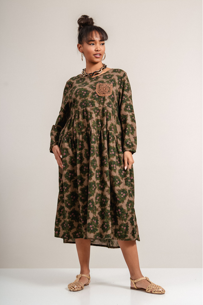 Дълга рокля от памук в цвят визон с принт зелени и лилави цветя - Gang.bg