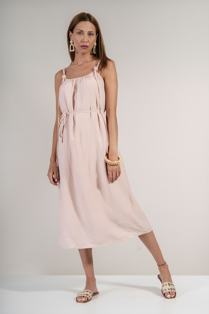 Миди рокля в светлорозово с тънки презрамки и нежна текстура - Gang.bg